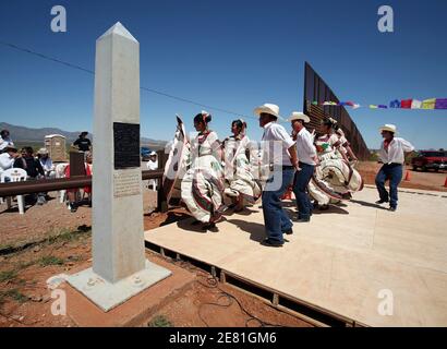The border between Naco, Arizona, USA and Naco, Sonora, Mexico is ...