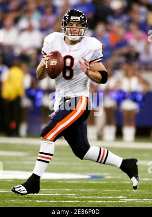 Chicago Bears quarterback Rex Grossman (8)warms up before meeting the ...