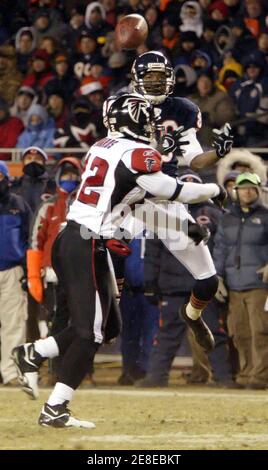 Chicago Bears wide receiver Eddie Royal (19) catches the ball and runs ...