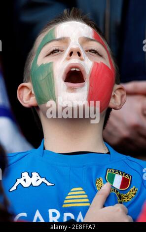 Italian rugby supporter with national flag Stock Photo - Alamy