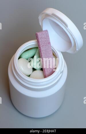 Various chewing gums in containers, chewing gum lozenges, dragees ...