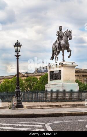 Henrici Magni bronze equestrian statue (representing the King of France ...