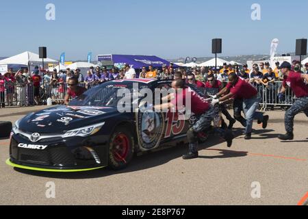 Military Pit Crew Challenge 150919 Stock Photo - Alamy
