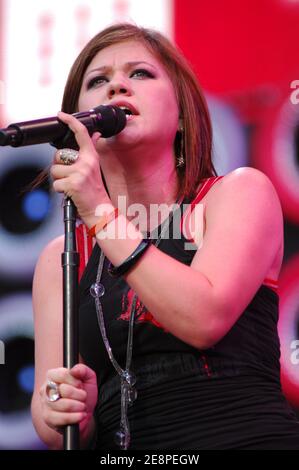 Singer Kelly Clarkson performs onstage during the Live Earth - New York ...