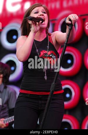 Singer Kelly Clarkson performs onstage during the Live Earth - New York ...
