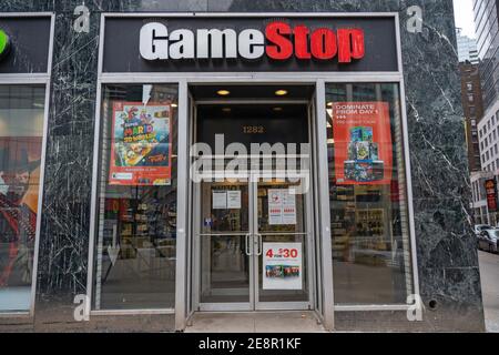 GameStop store front in retail mall Stock Photo - Alamy
