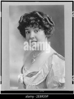 Millicent Hearst, head-and-shoulders portrait, facing slightly left ...