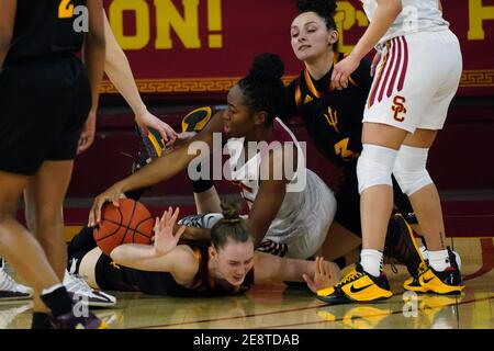 Southern California Trojans forward Jordan Sanders (5) is defended by ...
