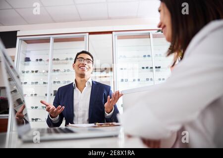 a client talking with optician Stock Photo - Alamy