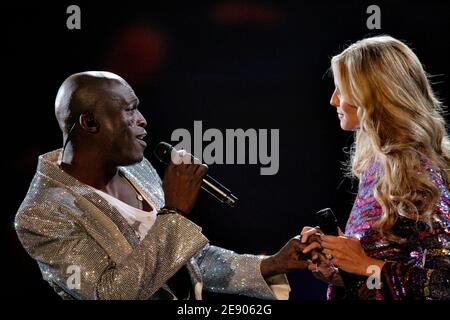 Seal and Heidi Klum perform together for the first time during Victoria ...