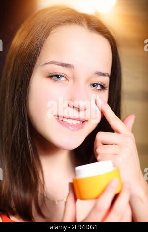 Teenage girl doing her skin care routine and hairstyle Stock Photo - Alamy
