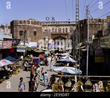 Busy street scene Pakistan Stock Photo - Alamy