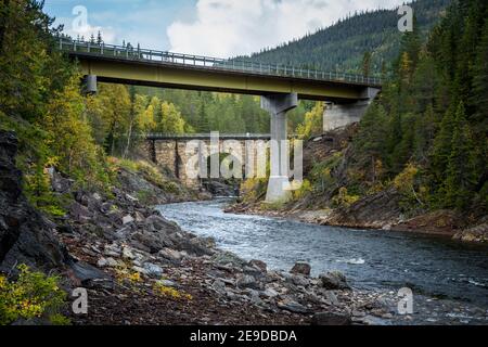 Old and new bridge on Glåma river. Scandinavian mountain forest around ...