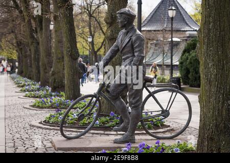 Statue of freedom fighter Gunnar Sønsteby, Karl Johans gate, Oslo ...