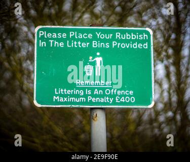 Litter warning sign Stock Photo - Alamy