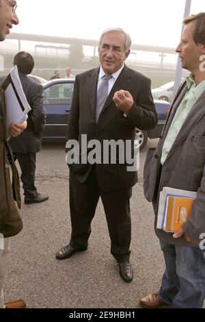 Socialist MP Dominique Strauss-Kahn visits the AEB firm in Autun ...