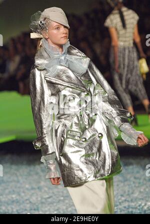 Model presents a creation of Marc Jacobs Spring 2007 Fashion Show as ...