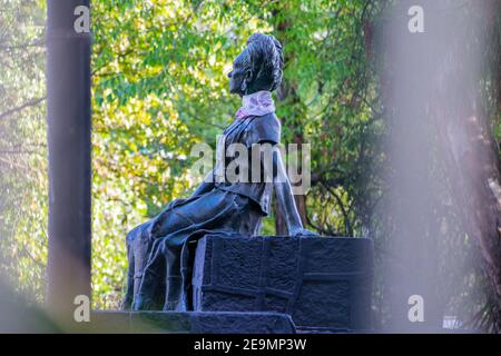 Statue of sitting Frida Kahlo in park from Mexico City Stock Photo - Alamy