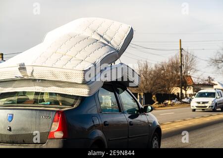 Mattress on car roof, Dacia Logan carrying mattresses on roof in ...