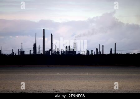 OIL REFINERY CRACKING TOWERS Stock Photo - Alamy