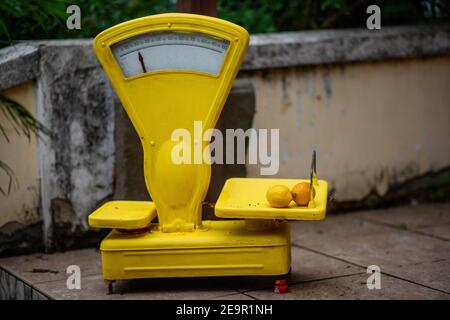 Fresh lemons on grunge background Stock Photo - Alamy