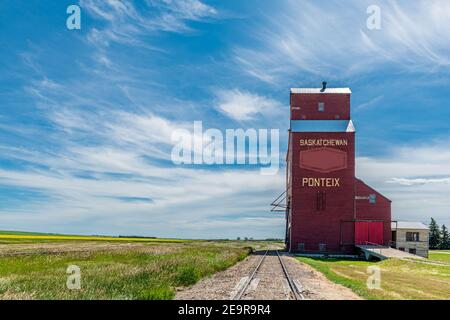 A historic Ponteix grain elevator in Saskatchewan, Canada Stock Photo ...