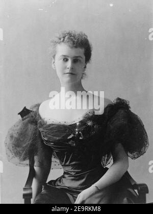 Mrs. Elizabeth Cameron, half-length portrait, seated, facing front ...