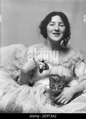 Miss Audrey Munson, with Buzzer the cat, portrait photograph, 1915 Mar ...