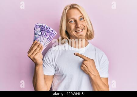 banknotes 100 Philippine peso Stock Photo - Alamy