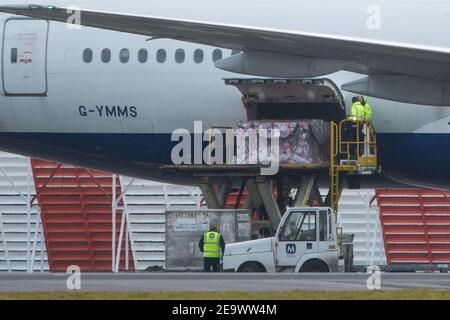 British Airways Boeing 777 loading Cargo Stock Photo - Alamy