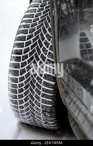 Illustration shows a snowy winter landscape in Brakel, in Flanders ...