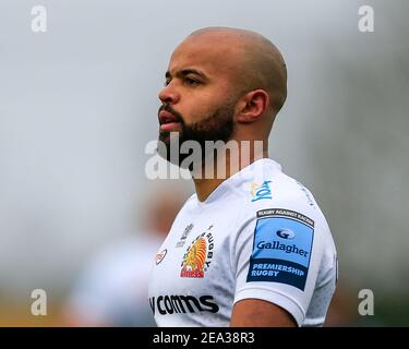 Tom O?Flaherty of Exeter Chiefs in action with Cooper Vuna during the ...