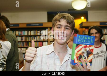 English bookstore WHSMITH opened all nightlong to give the opportunity ...