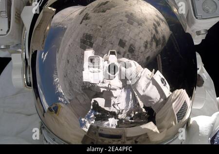 Underside view of the Space Shuttle Discovery Stock Photo - Alamy