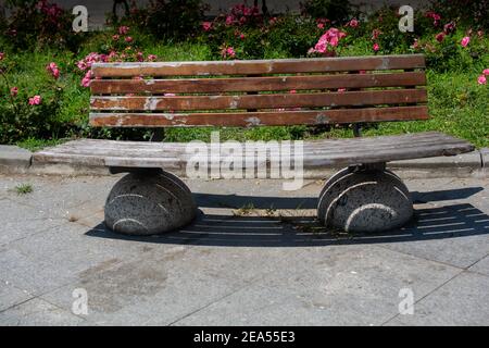 Wooden bench found in the middle of rose garden Stock Photo - Alamy