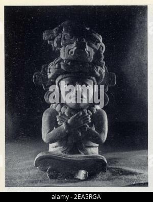 Urne funéraire,représentant une divinité assise,peinte en rouge.La ...