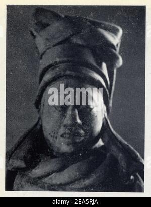 Art mexicain. Figurine masculine assise, les mains sur les genoux ...