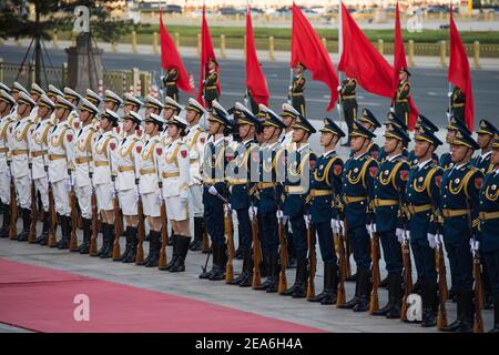 Chinese male and female soldiers of the presidential honour guard ...