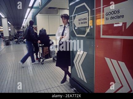 Green Channel 'nothing to declare' Customs passenger scrutiny point at ...