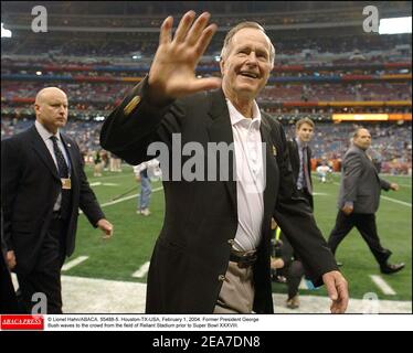 President George W Bush with the Super Bowl winners the New York Giants ...