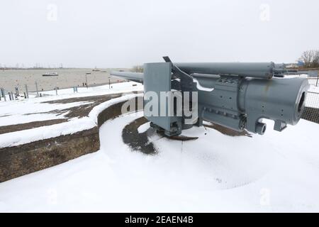 Artillery at the historic New Tavern Fort in Gravesend, Kent Stock ...