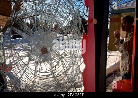 Shattered store window, close-up Stock Photo - Alamy