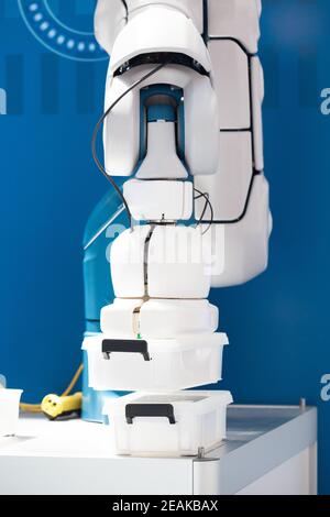 Industrial pick and place robot arm Stock Photo - Alamy