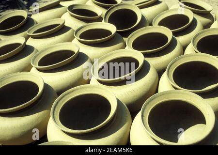 CAMBODIA KAMPONG CHHNANG POTTERY PRODUCTION Stock Photo - Alamy