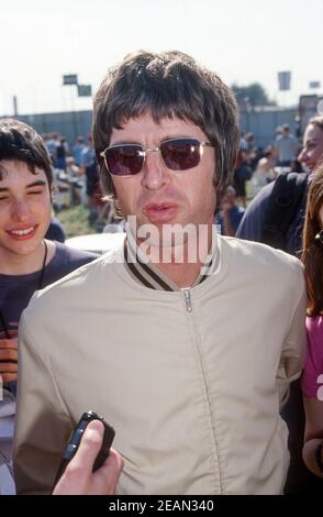 NOEL GALLAGHER, OASIS, BACKSTAGE, READING FESTIVAL, 2000: Noel ...
