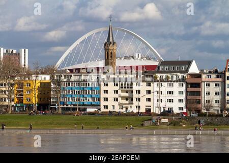 Blick auf den Rhein in Bonn. Bonn Deutschland *** View of the Rhine in ...