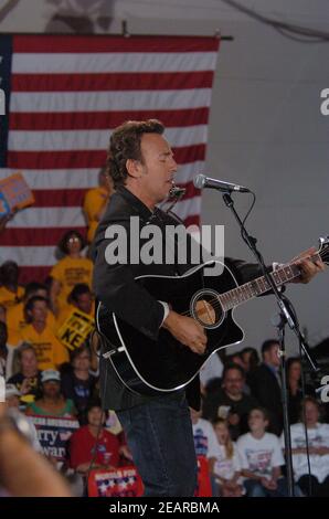 SMG FLXX Bruce Springsteen Bayfront 102904 10.JPG Bruce Springsteen ...