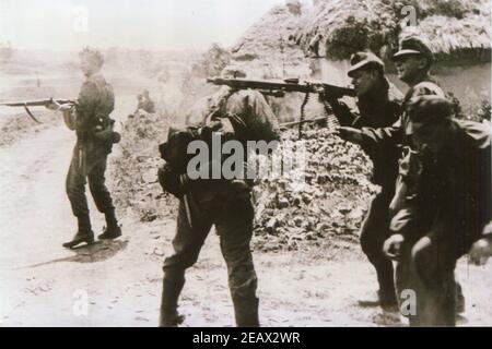 German troops fire an MG42 on the Eastern Front 1943 Stock Photo - Alamy