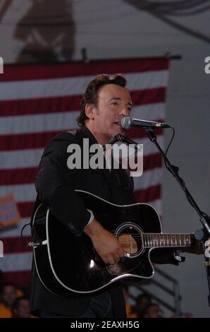 Bruce Springsteen @ Presidental canadate John Kerry rally at Bayfrot ...