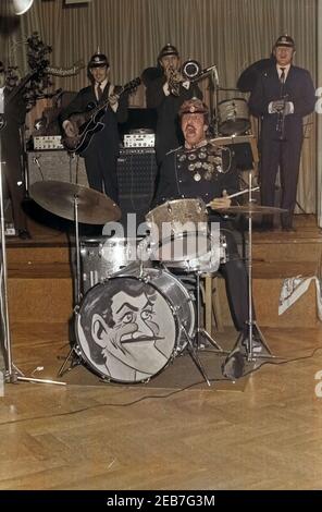 Der Schweizer Clown und Komiker Alfredo Smaldini am Schlagzeug ...